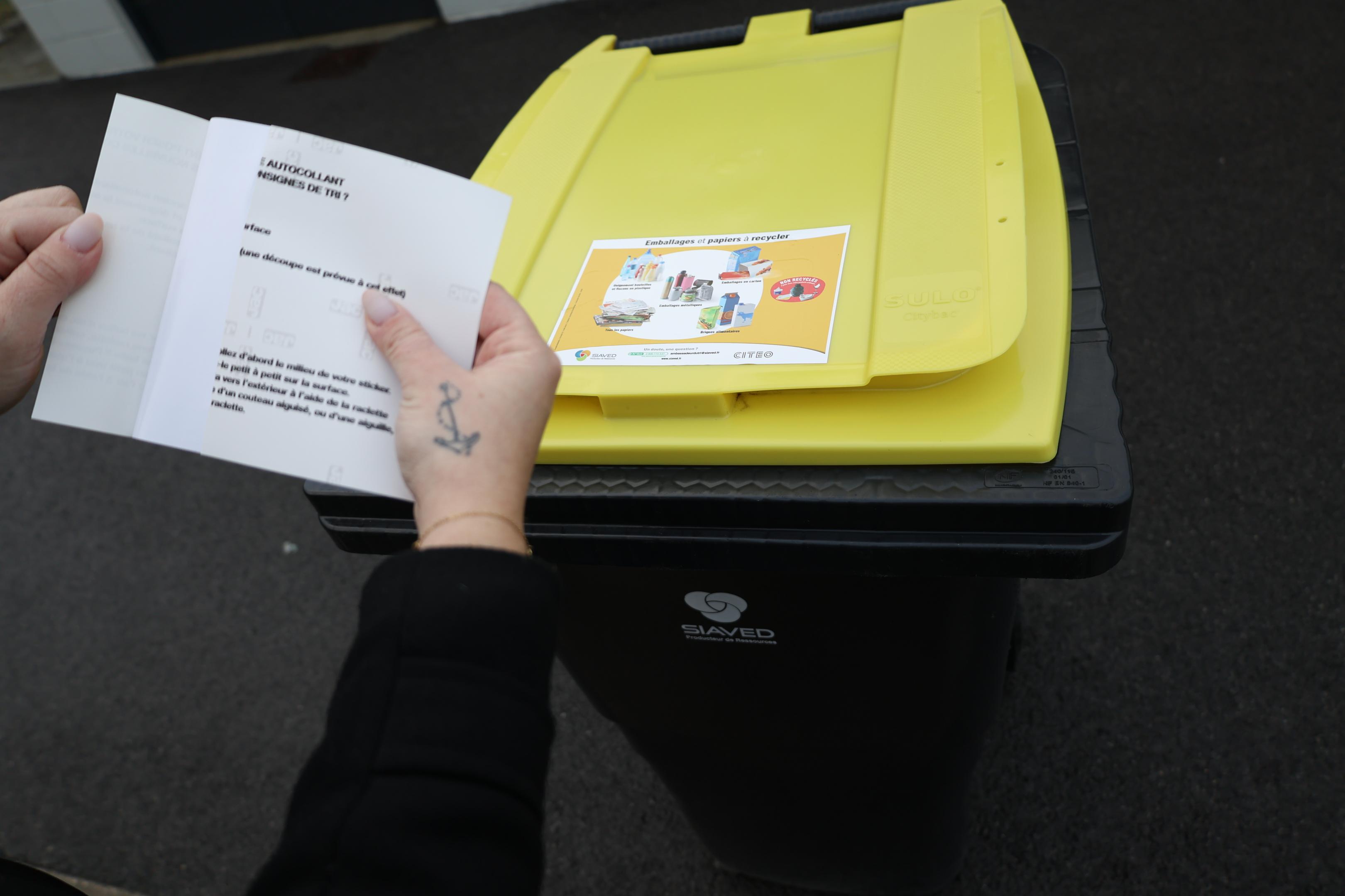 Un autocollant à coller sur le couvercle de votre bac de tri ! | Siaved